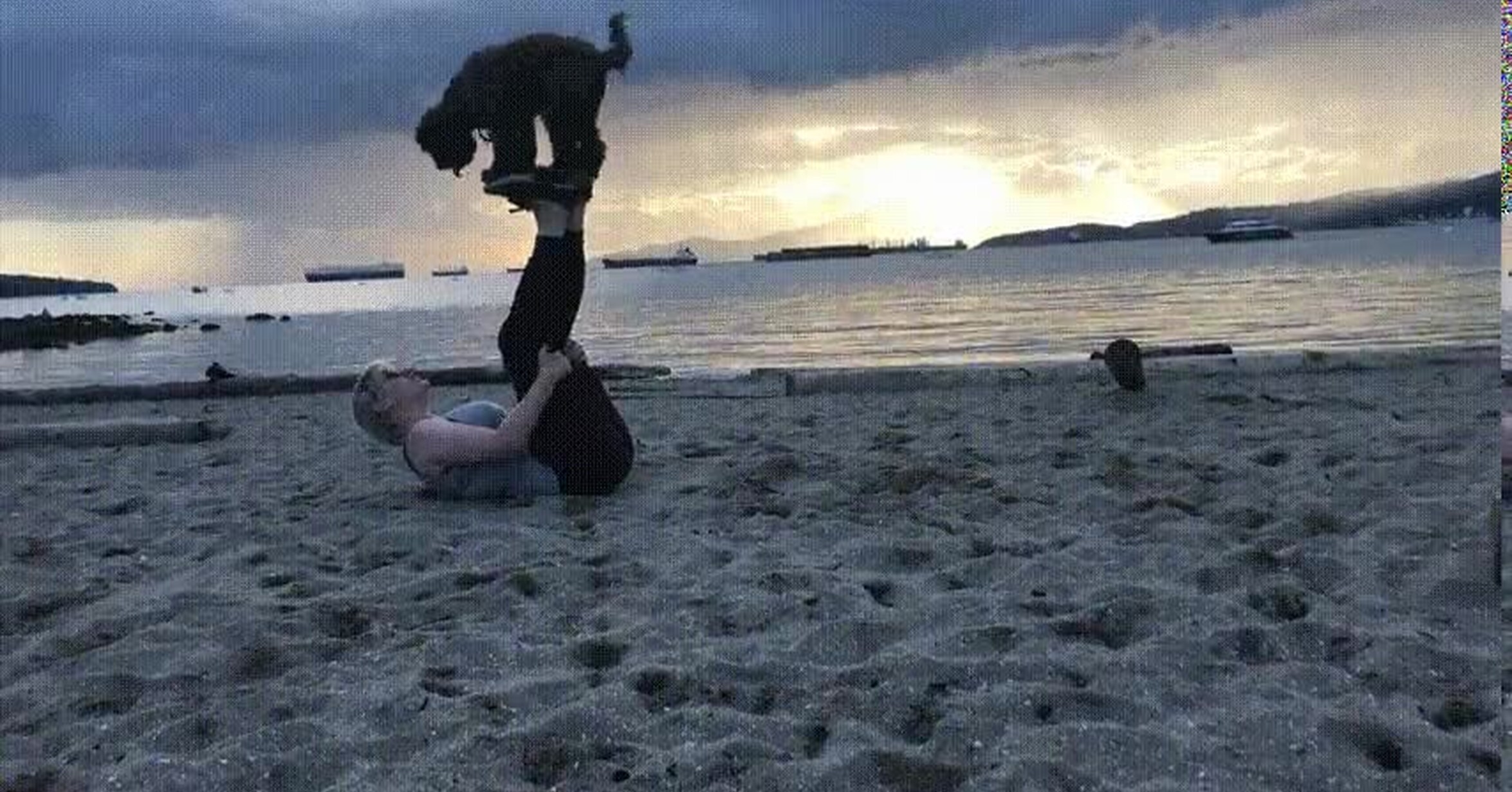 ¡Vaya GIF! / Haciendo trucos con el perro en la playa es lo más ...