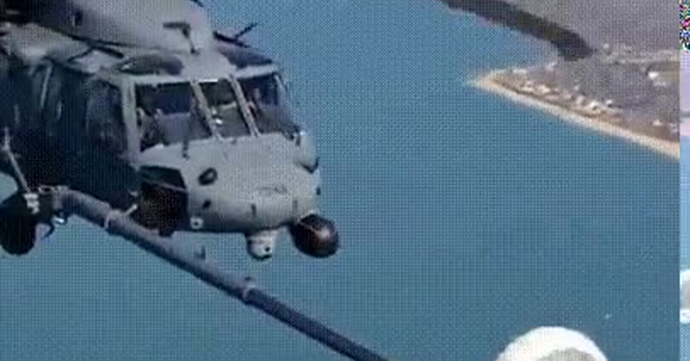 ¡Vaya GIF! / Helicóptero repostando en el aire