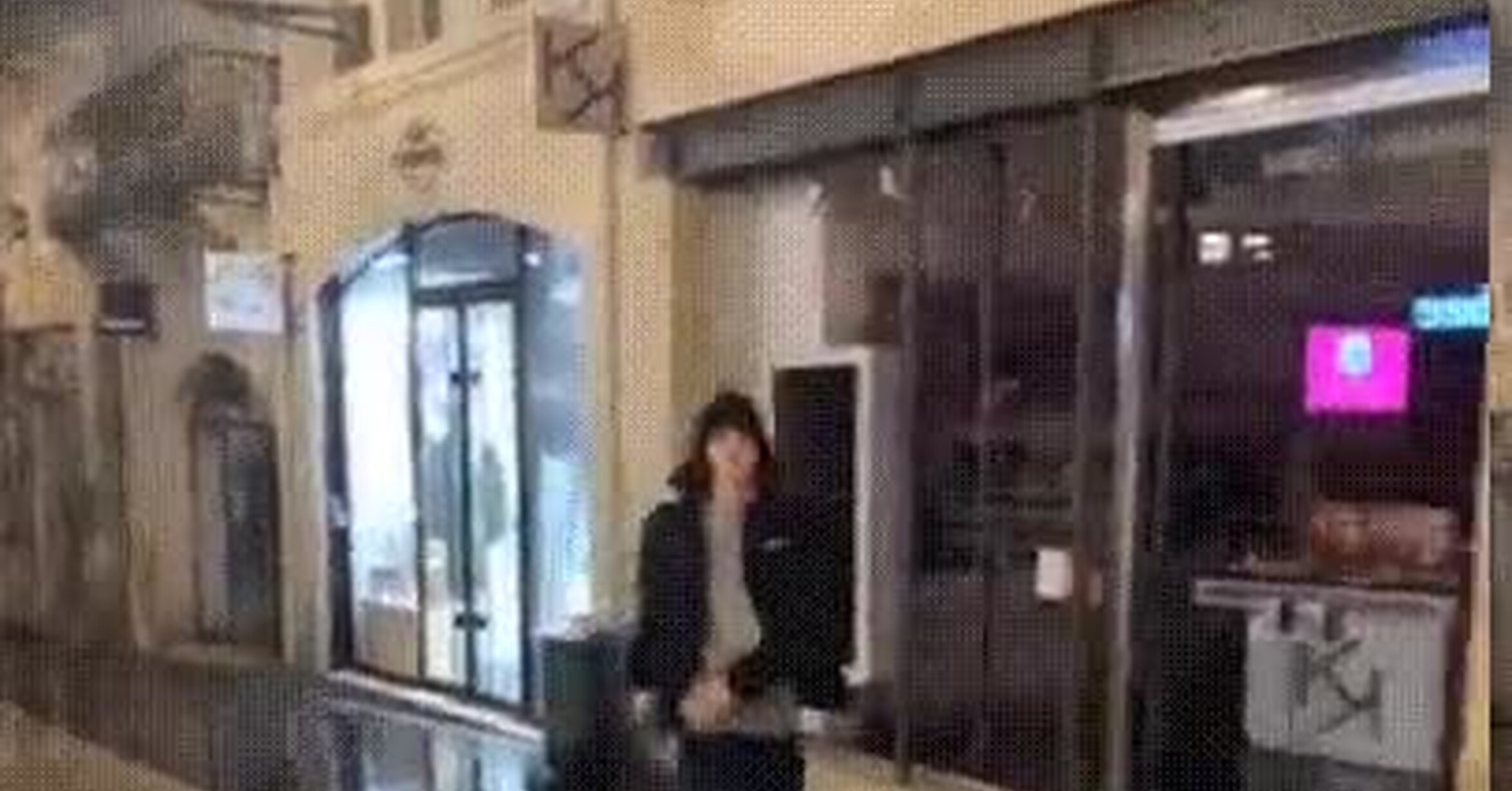 ¡Vaya GIF! / Deslizándose en suelo mojado