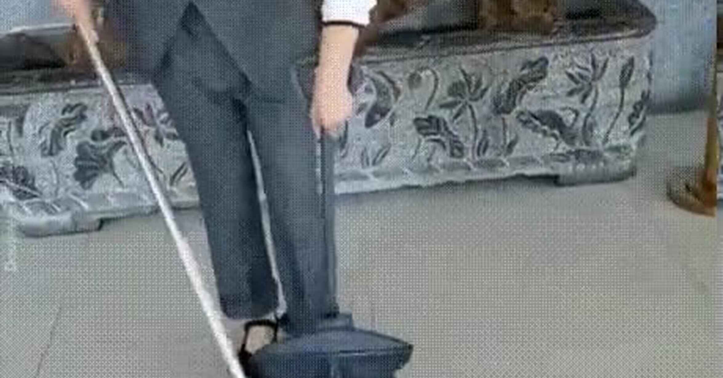 ¡Vaya GIF! / Imposible tener más estilo recogiendo agua