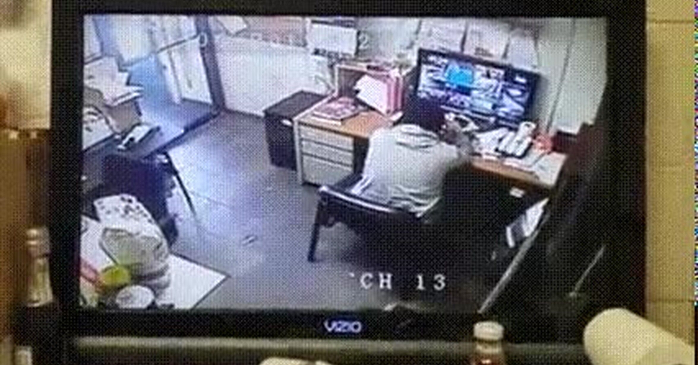 ¡Vaya GIF! / Empujando una silla para sentarse a su lado