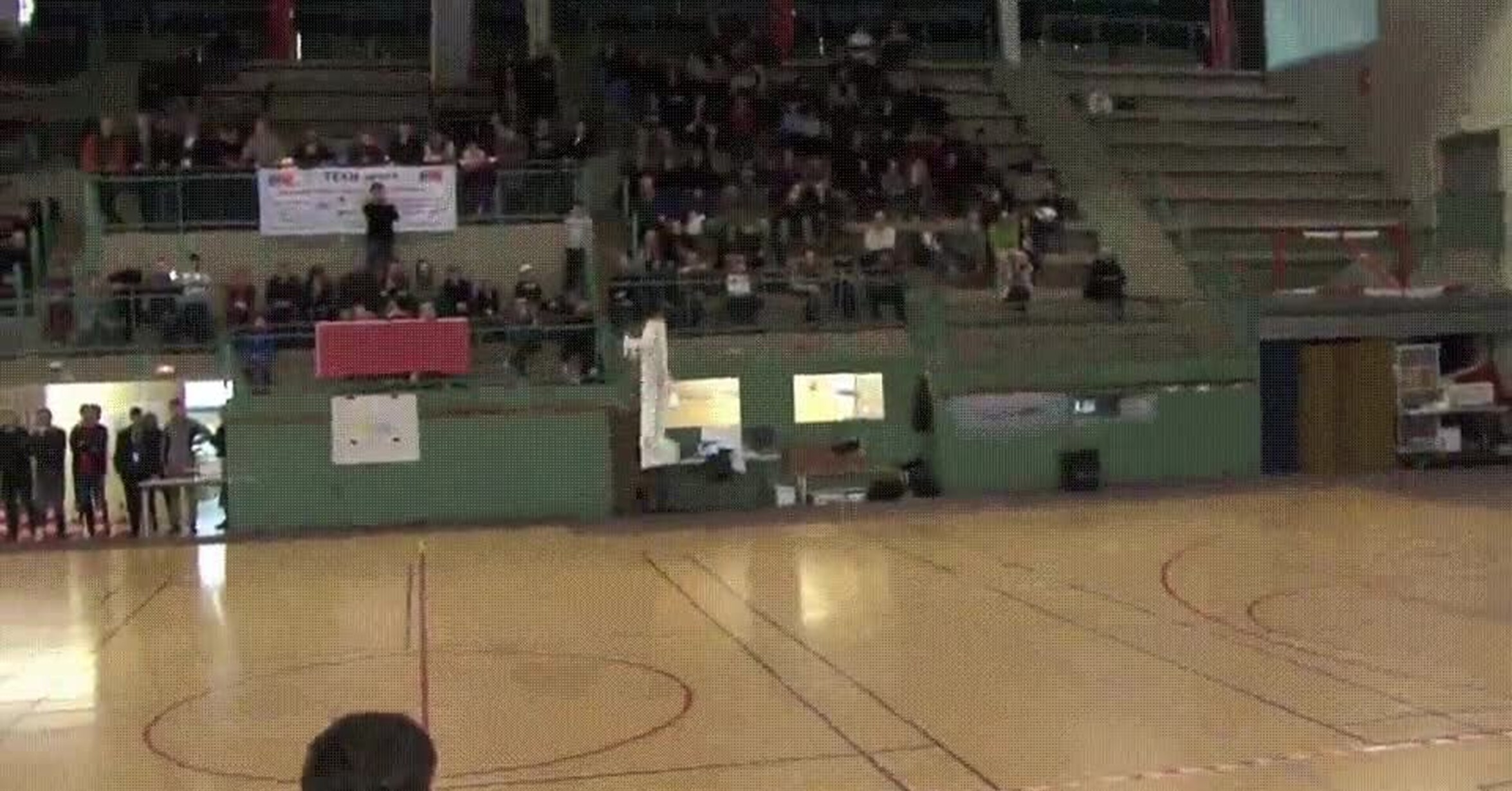 ¡Vaya GIF! / Este avión de papel me hace dudar que se real