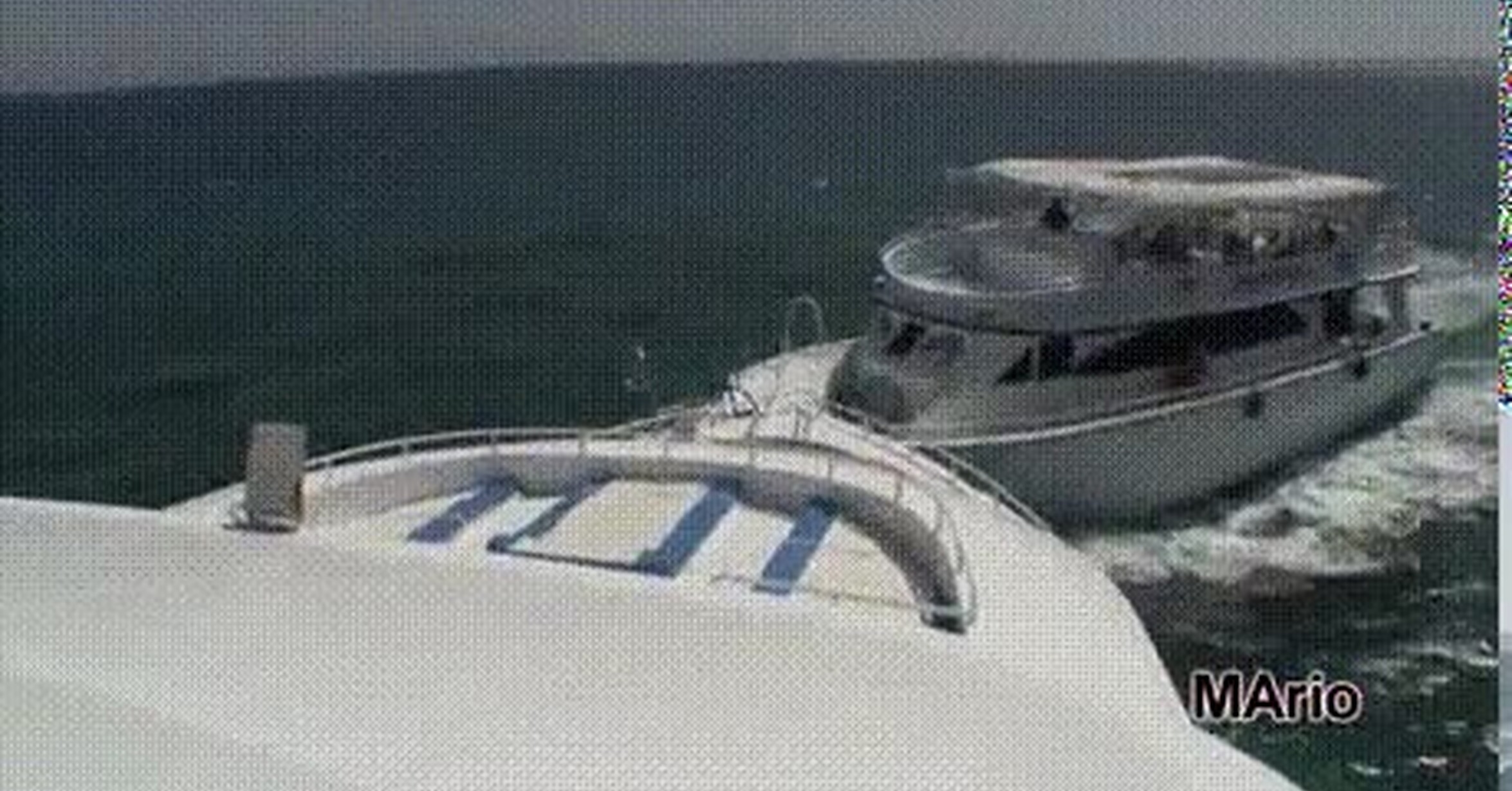 ¡Vaya GIF! / Dos barcos chocando en el Mar rojo