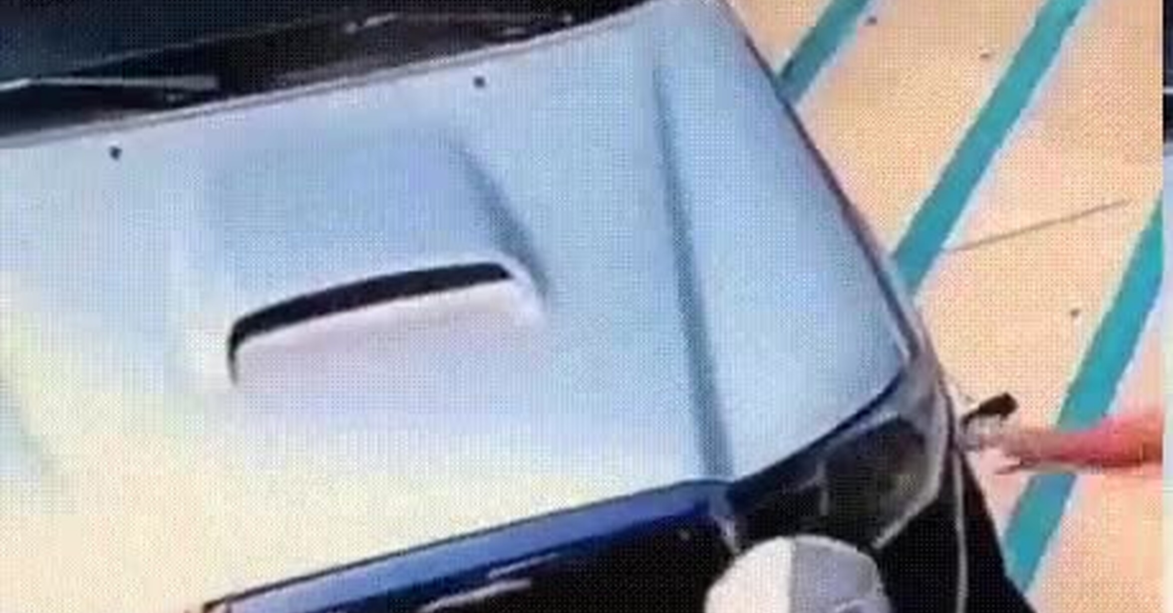 ¡Vaya GIF! / Cuidado con los dedos cuando abras el capó del coche