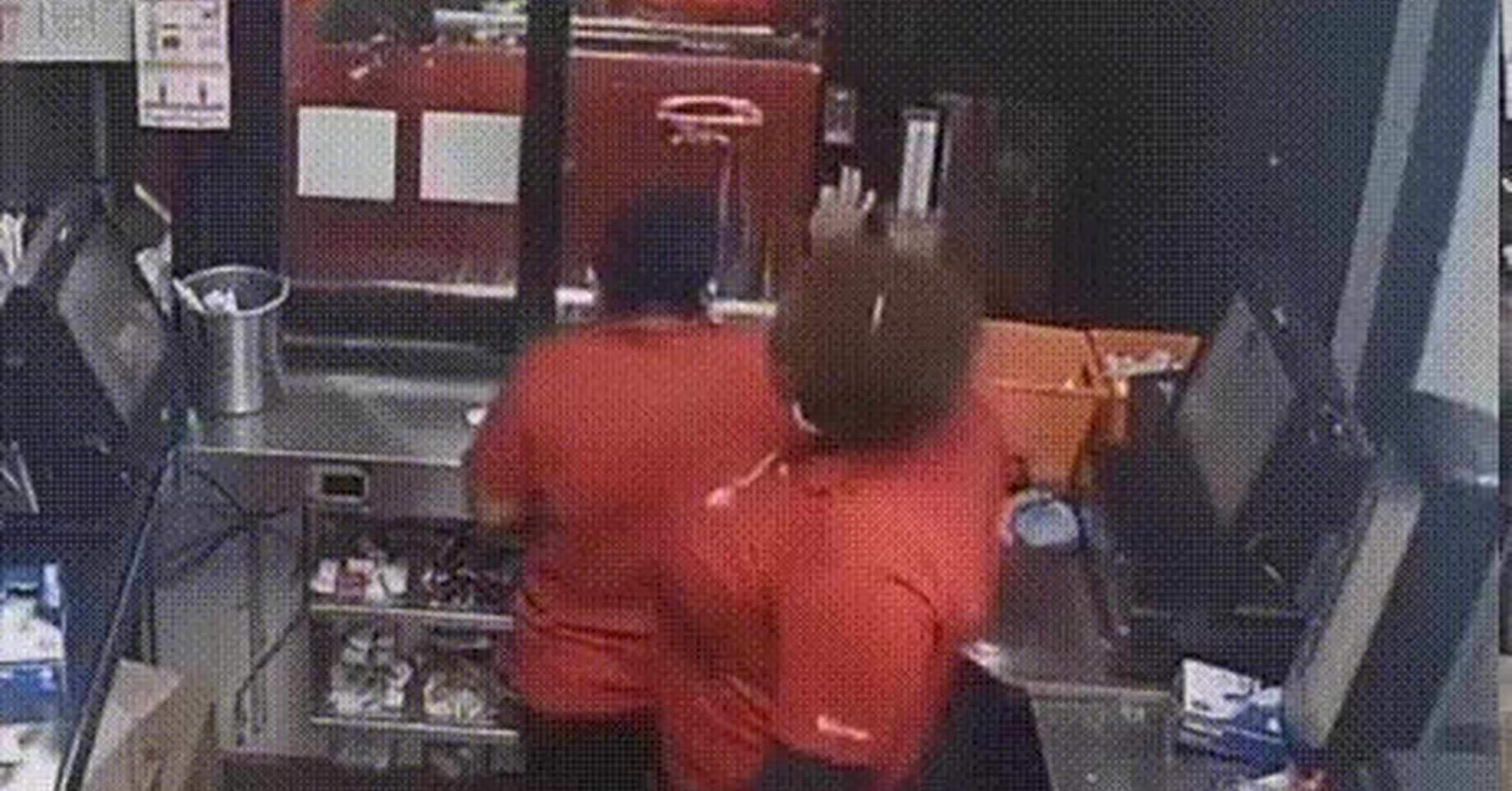 ¡Vaya GIF! / Cómo ha cambiado la historia: empleada saca pistola y ...