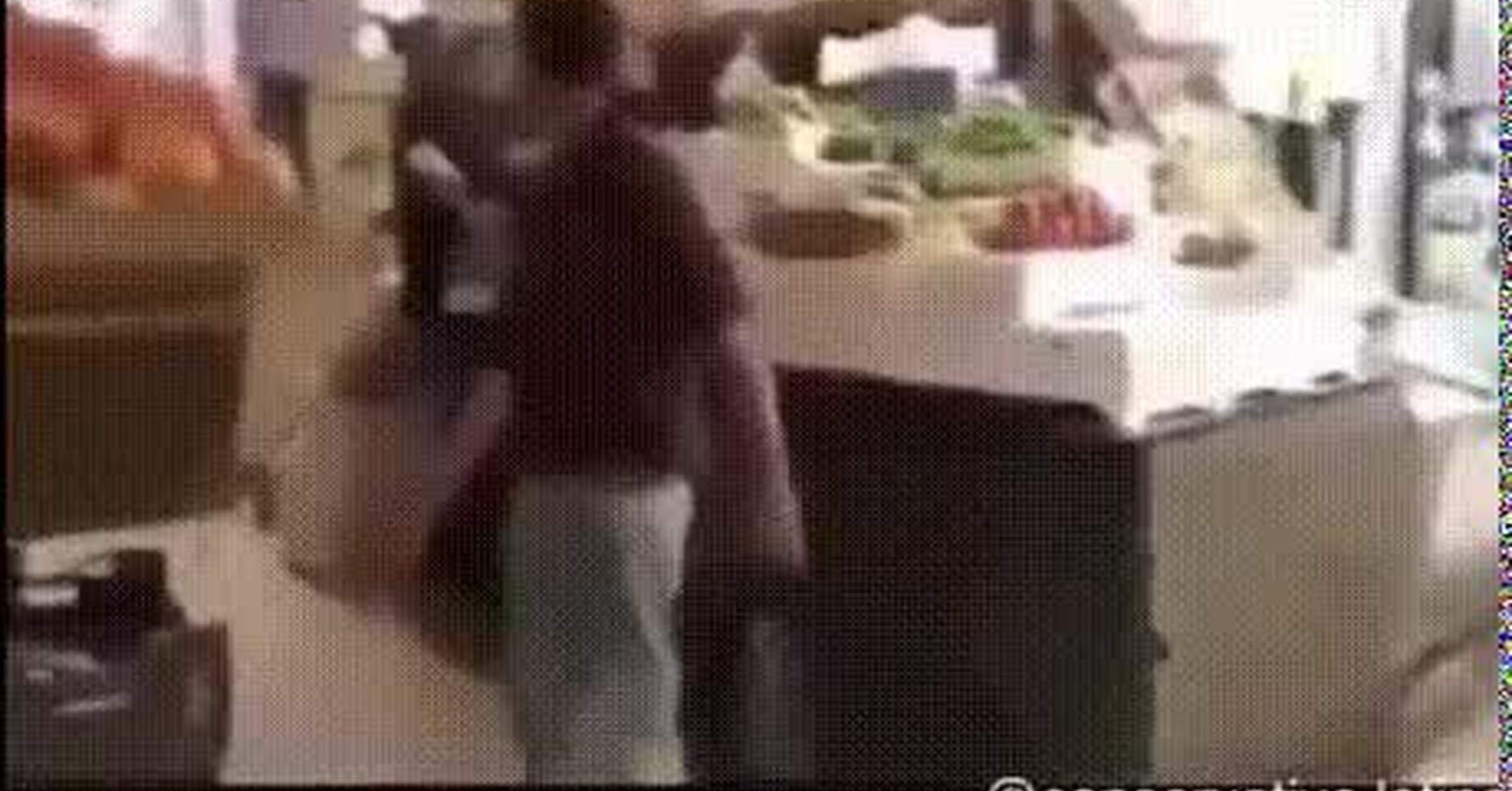 ¡Vaya GIF! / Hombre escupe en las naranjas y el jefe de la tienda le ...