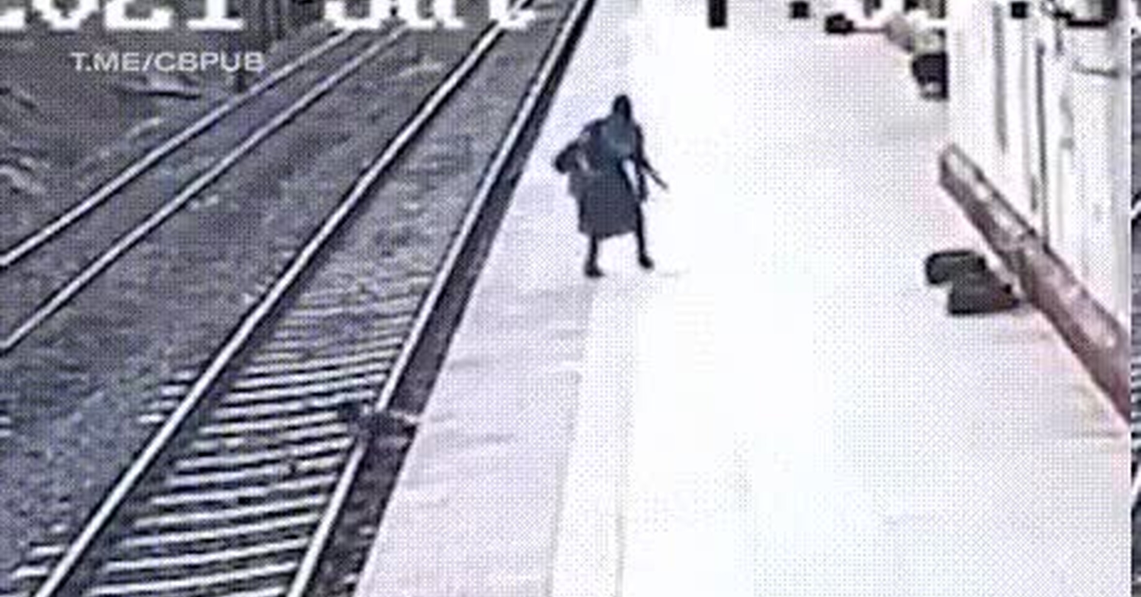 ¡Vaya GIF! / El señor que se deja la vida para ayudar al niño se merece ...