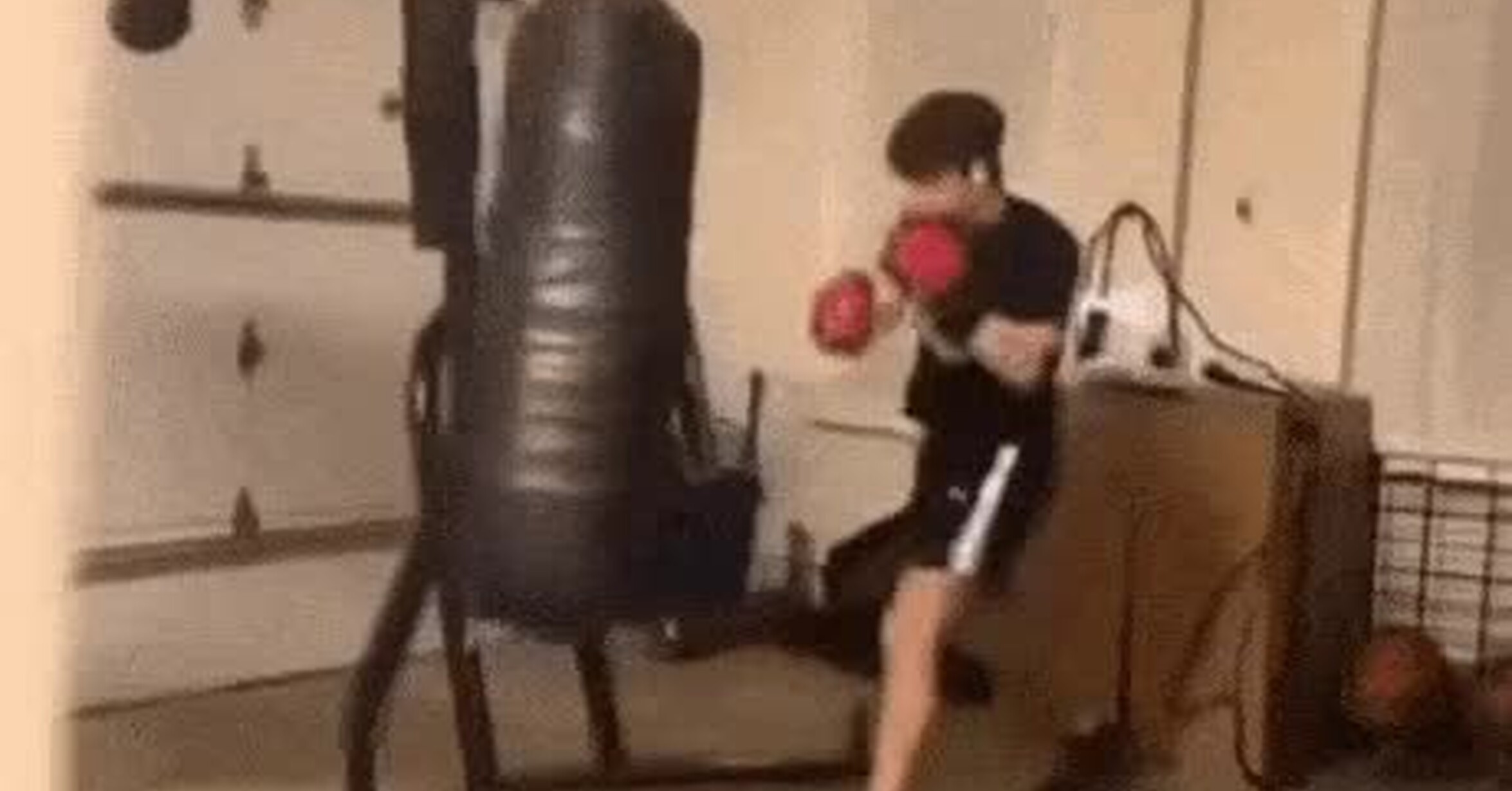 ¡Vaya GIF! / Cuando pierdes contra un saco de Boxeo