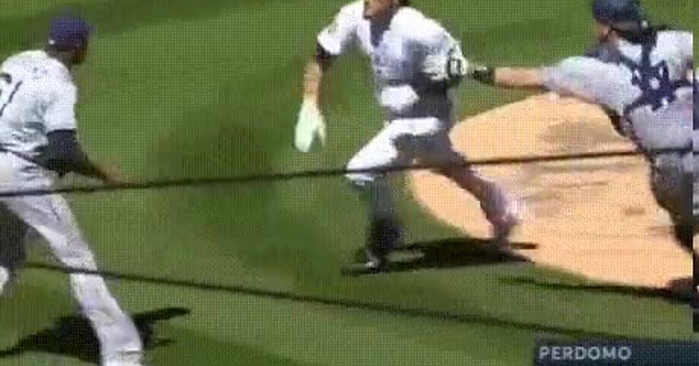 ¡Vaya GIF! / Las típicas peleas del Hockey se han pasado al beisbol