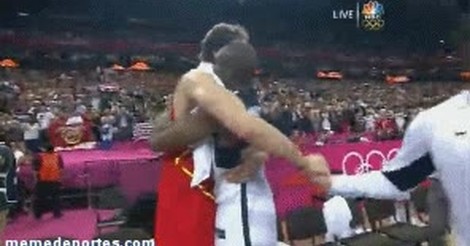 [ MEMEDEPORTES ] GIF: Abrazo entre Gasol y Kobe. El resto de USA ...