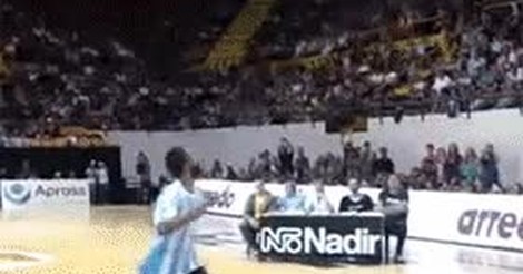 [ MEMEDEPORTES ] GIF: Mate mezclando futbol y baloncesto