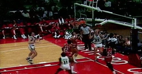 [ MEMEDEPORTES ] GIF: Larry Bird encestando detrás de la canasta