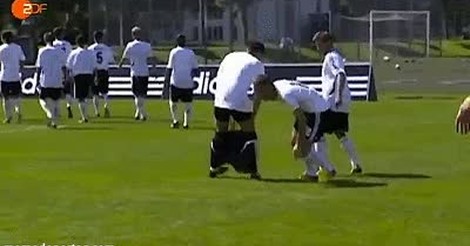 [ MEMEDEPORTES ] GIF: Podolski troll