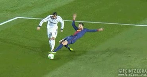 [ MEMEDEPORTES ] GIF: Penalty de Piqué a Cristiano. Piqué dice que no ...