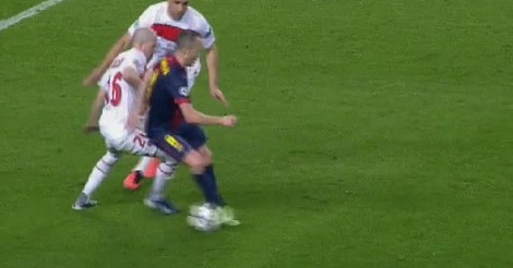 [ MEMEDEPORTES ] GIF: Regate majestuoso de Iniesta
