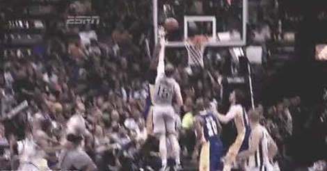 GIF: Brutal tapón de Howard a Bonner