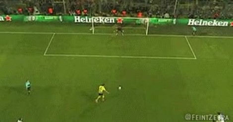 [ MEMEDEPORTES ] GIF: Lewandowski no perdona ni de penalty