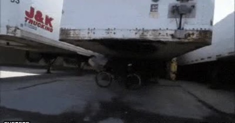 [ MEMEDEPORTES ] GIF: Esquivando obstáculos con estilo