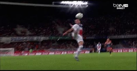 [ MEMEDEPORTES ] GIF: Bajar el balón con clase