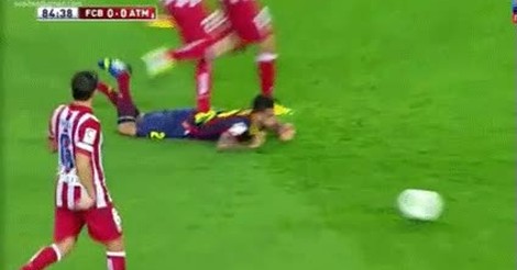 [ MEMEDEPORTES ] GIF: Godín usando a Alves como tabla de surf, y ni ...