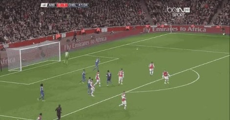 [ MEMEDEPORTES ] GIF: Increíble remate de Essien [FAIL]