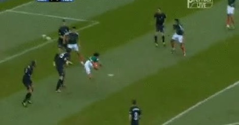 [ MEMEDEPORTES ] GIF: Increíble remate de Raúl Jiménez, pero gran ...
