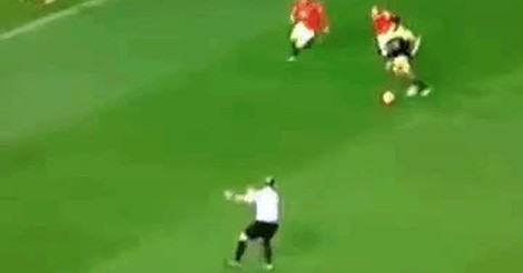 [ MEMEDEPORTES ] GIF: El árbitro Mike Dean cuando el United corta un ...