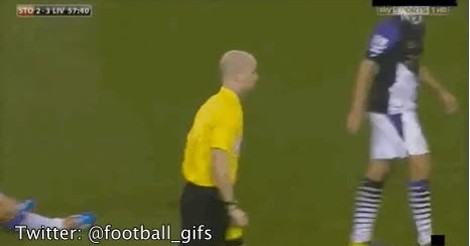 [ MEMEDEPORTES ] GIF: Steven Gerrard 'dirige' al árbitro