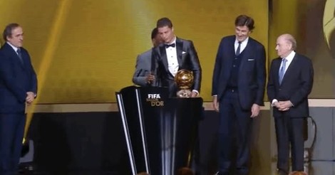 [ MEMEDEPORTES ] GIF: Cristiano, emocionado tras recibir el balón de oro