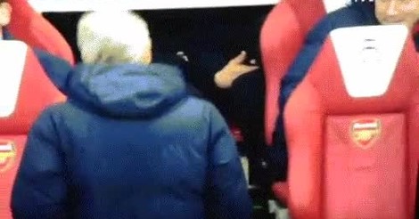 [ MEMEDEPORTES ] GIF: Bendtner en el Banquillo, no hay nada raro en ...