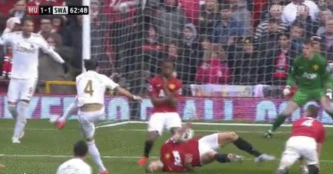 [ MEMEDEPORTES ] GIF: Vidic, los cabezazos son al balón