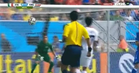 [ MEMEDEPORTES ] GIF: Y encima tienen a Keylor Navas haciendo paradones