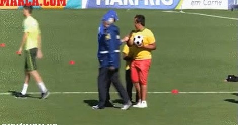 [ MEMEDEPORTES ] GIF: Scolari le va a firmar un autógrafo a un niño y ...