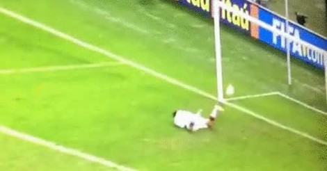 [ MEMEDEPORTES ] GIF: Podolski y su hijo tirando unos penaltis después ...