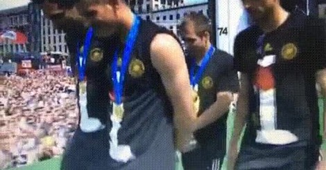 [ MEMEDEPORTES ] GIF: Sorpresa, sorpresa. ¿Qué objeto inesperado ...