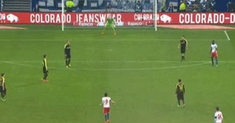 [ MEMEDEPORTES ] GIF: Cuando le das al balón por darle y te sale esto