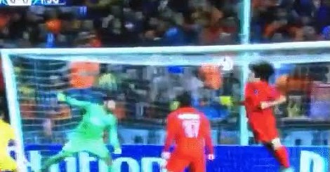 [ MEMEDEPORTES ] GIF: David Luiz siempre salvando goles en la línea ...