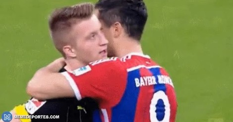 [ MEMEDEPORTES ] GIF: El inexpresivo gesto de Reus al abrazo de Lewandowski