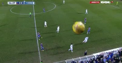 [ MEMEDEPORTES ] GIF: ¿El cámara me está mirando mal? Pues zasca