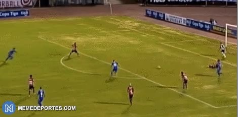 [ MEMEDEPORTES ] GIF: Ojo al gran despeje del defensa