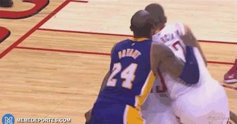 [ MEMEDEPORTES ] GIF: Kobe deshaciéndose de la defensa