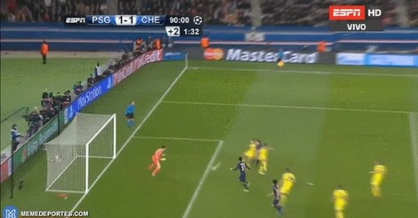 [ MEMEDEPORTES ] GIF: Paradon de Courtois a Ibra. Y así todo el partido