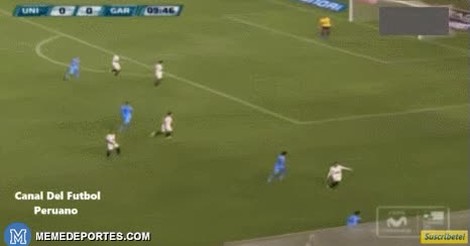 [ MEMEDEPORTES ] GIF: Increíble autogol que se marcó un portero en Perú ...
