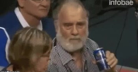 [ MEMEDEPORTES ] GIF: ¡No hice nada! Un aficionado baña en cerveza a un ...