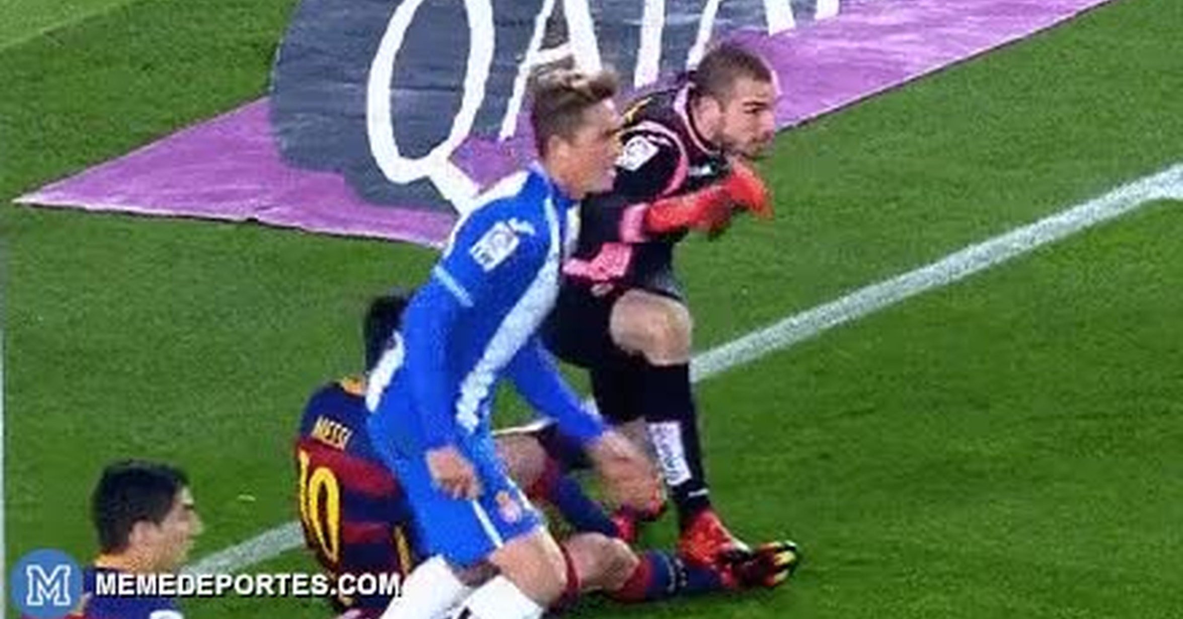 [ MEMEDEPORTES ] GIF: El portero del Espanyol agrediendo fuerte a Messi ...