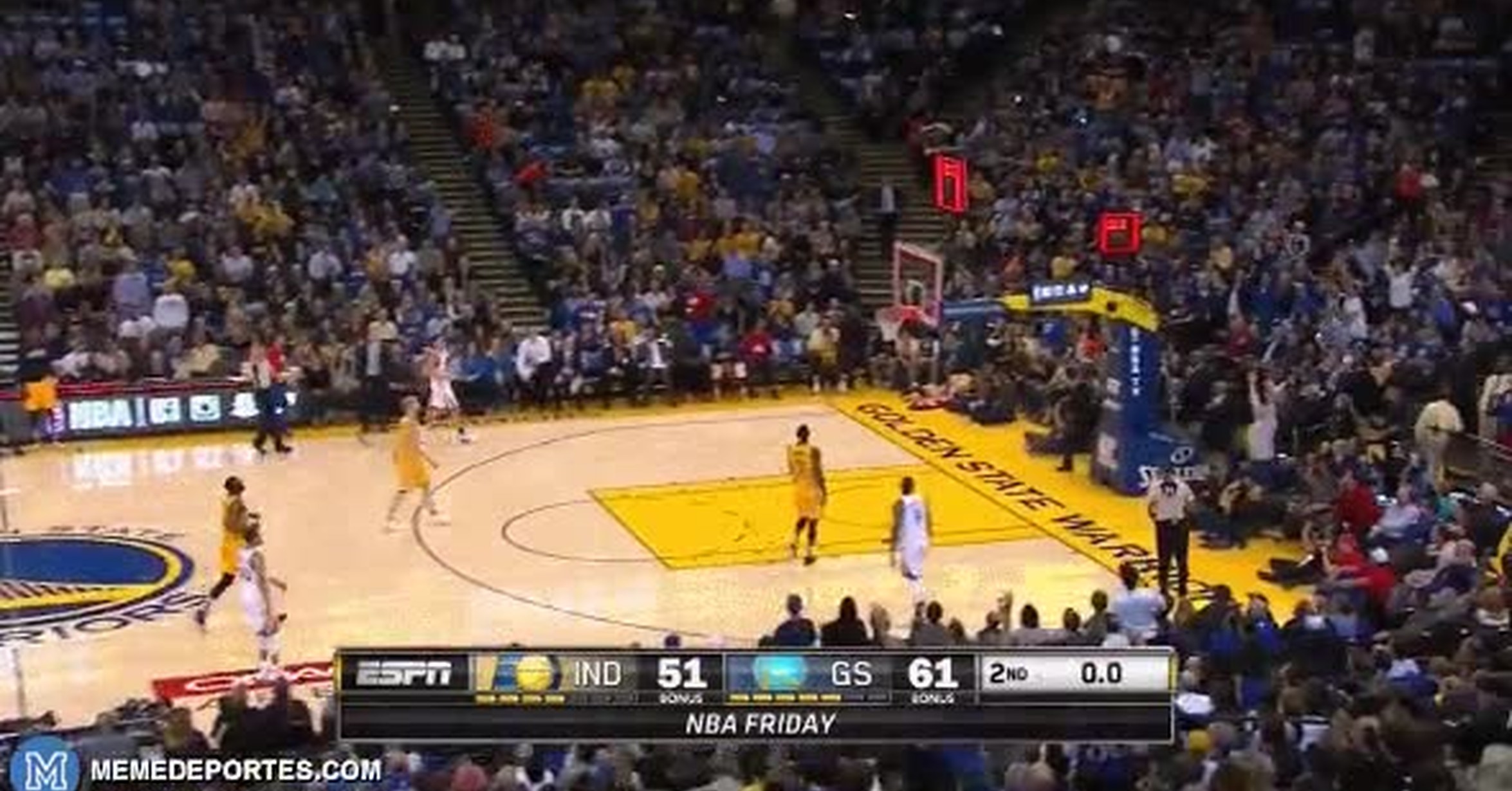 [ MEMEDEPORTES ] GIF: ¡Espectacular triple de Stephen Curry!