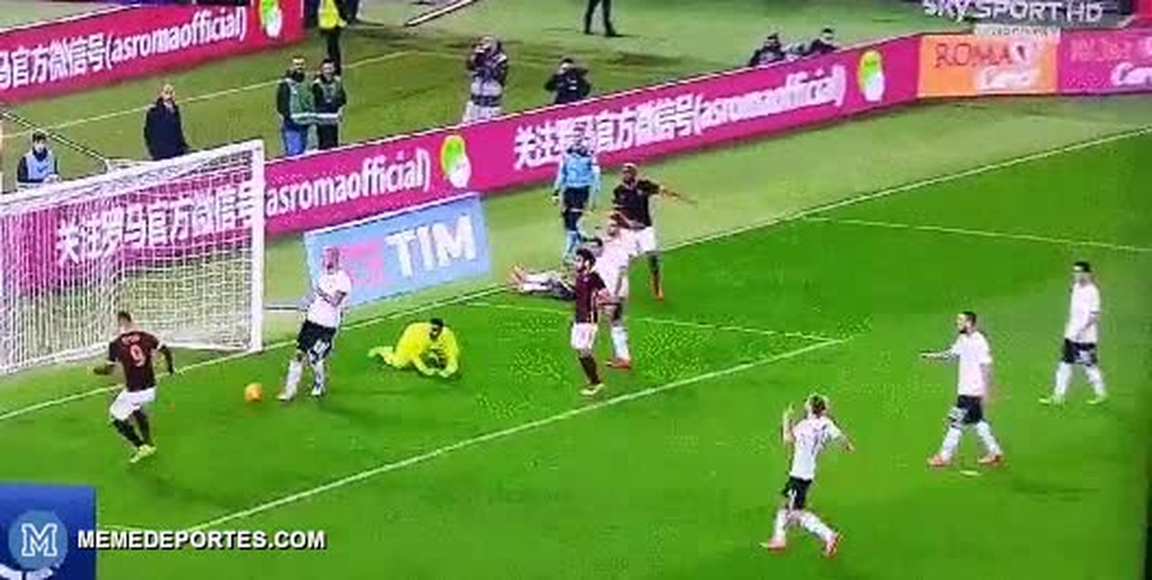 [ MEMEDEPORTES ] GIF: El fallo del año. Vaya fallo de Dzeko a puerta vacía