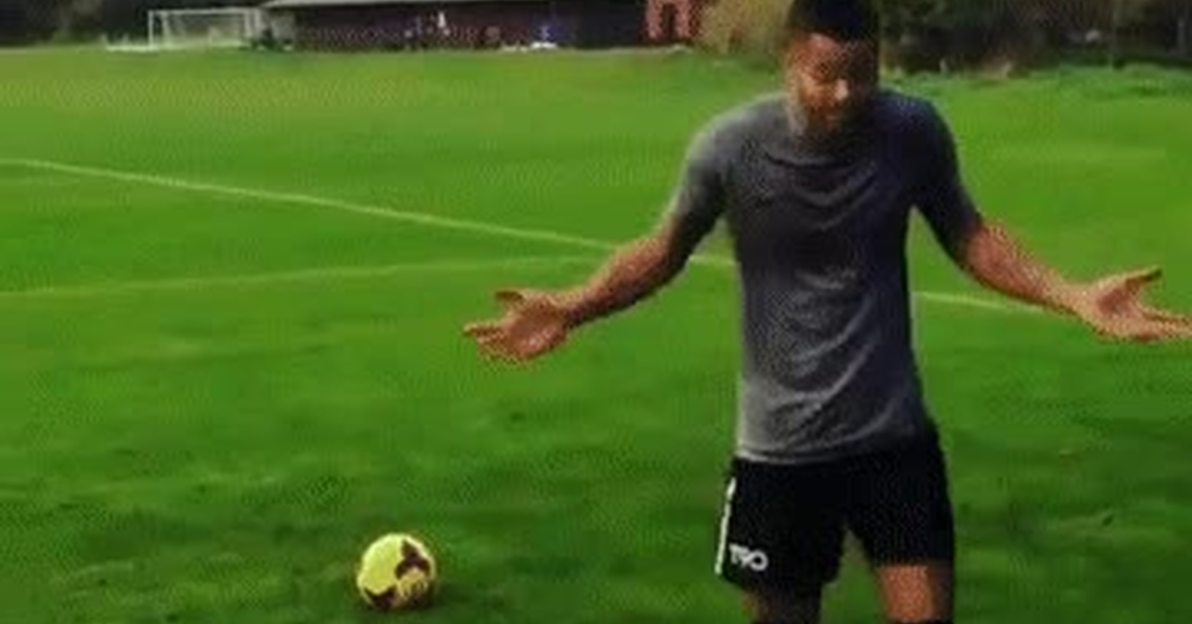 [ MEMEDEPORTES ] GIF: Qué manera de dormir el balón