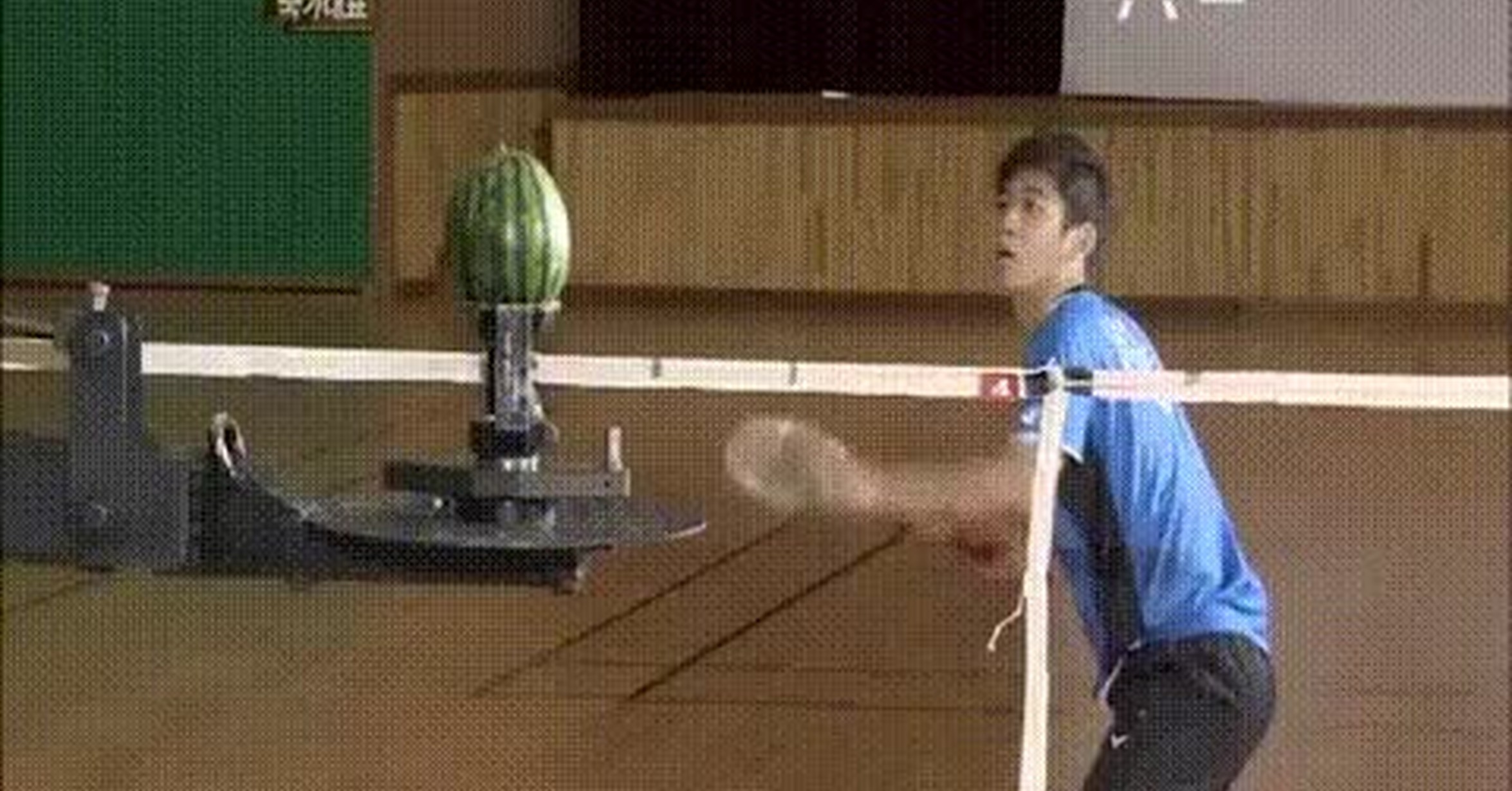 [ MEMEDEPORTES ] GIF: Un volante de bádminton puede alcanzar tal ...