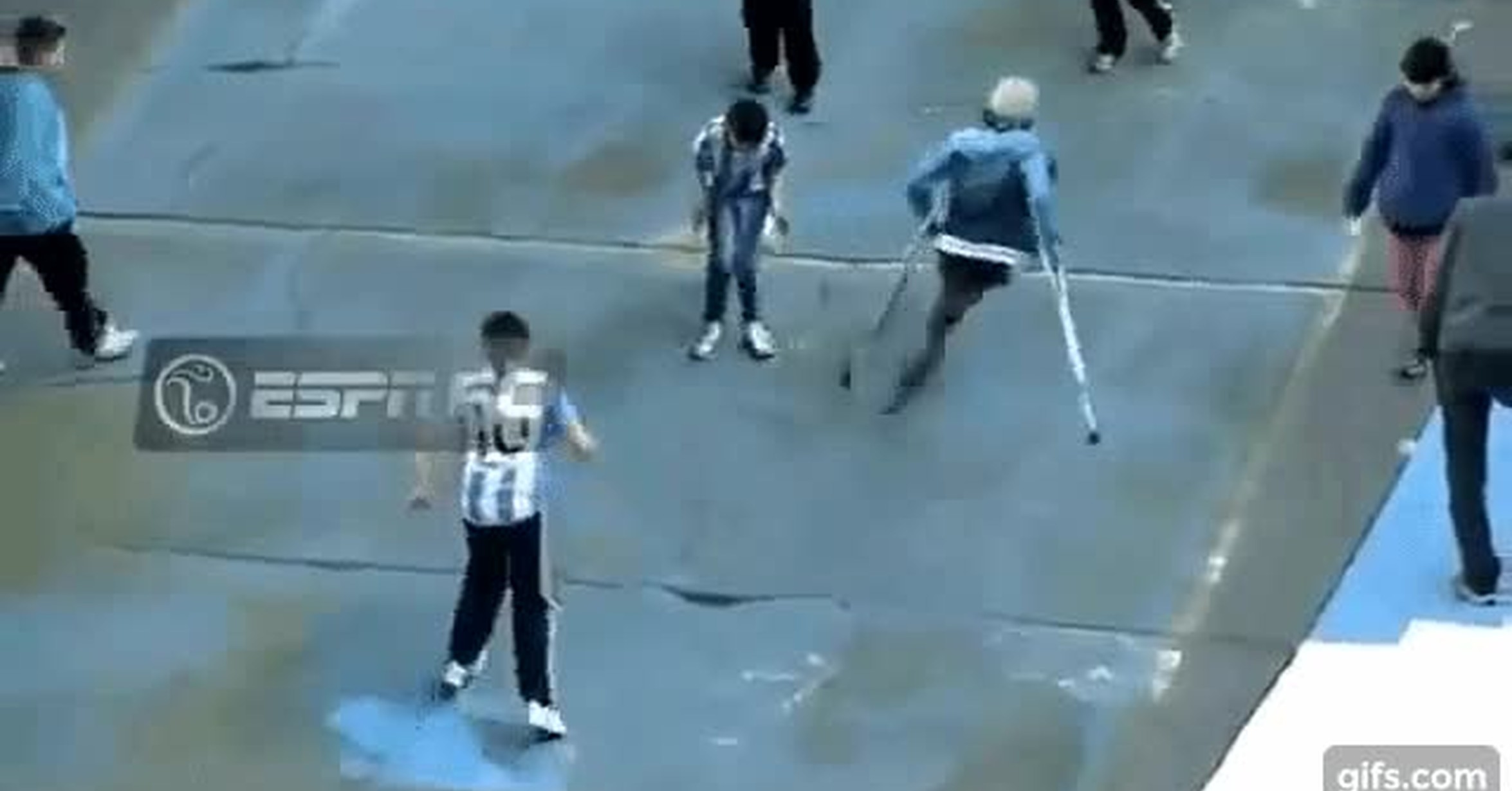 [ MEMEDEPORTES ] GIF: Que no te engañen las muletas, CAÑAZO